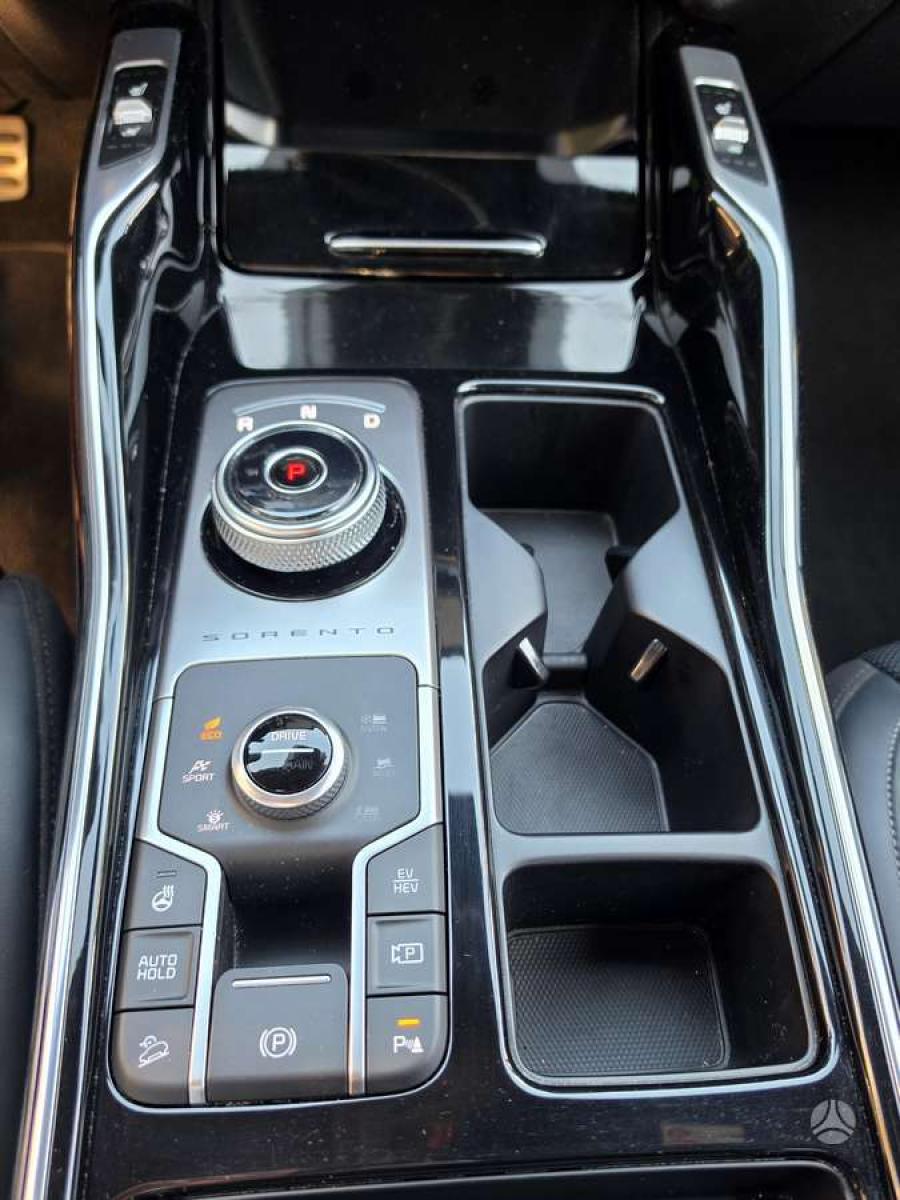 White Kia Sorento 2021 in Kaunas, with an engine capacity of 1.60 L and mileage of 65 thousand km for 35000 €, photo 17 on AUTOMOTO.COM.LV