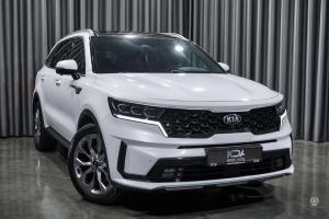 White Kia Sorento 2021 in Marijampole, with an engine capacity of 2.15 L and mileage of 241 thousand km for 24450 €, photo 3 on AUTOMOTO.COM.LV