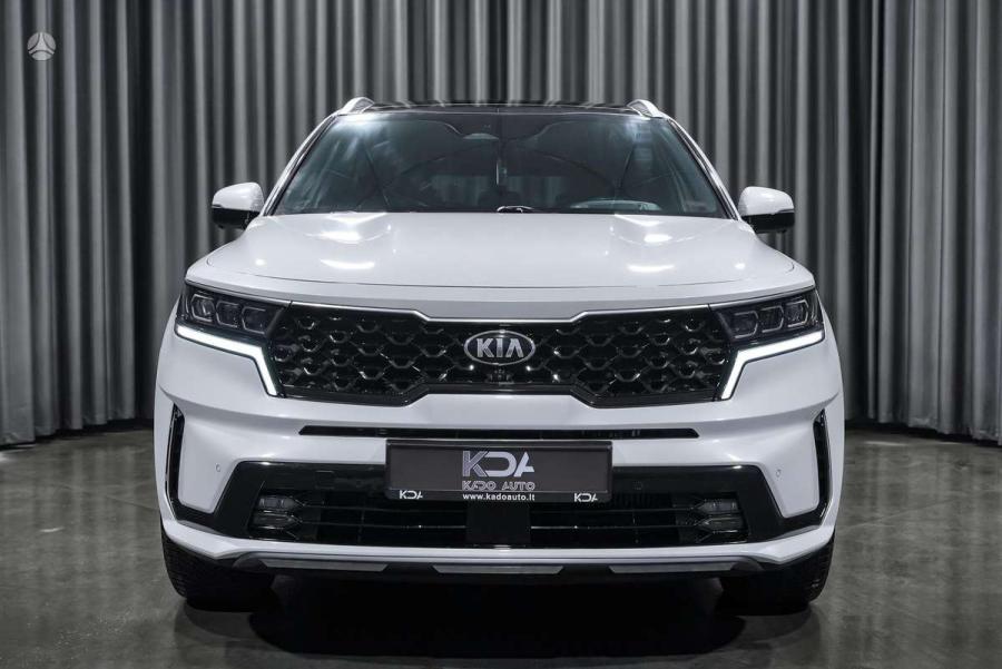 White Kia Sorento 2021 in Marijampole, with an engine capacity of 2.15 L and mileage of 241 thousand km for 24450 €, photo 4 on AUTOMOTO.COM.LV