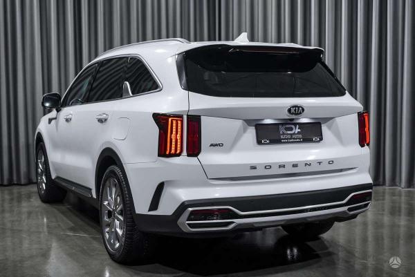 White Kia Sorento 2021 in Marijampole, with an engine capacity of 2.15 L and mileage of 241 thousand km for 24450 €, photo 9 on AUTOMOTO.COM.LV