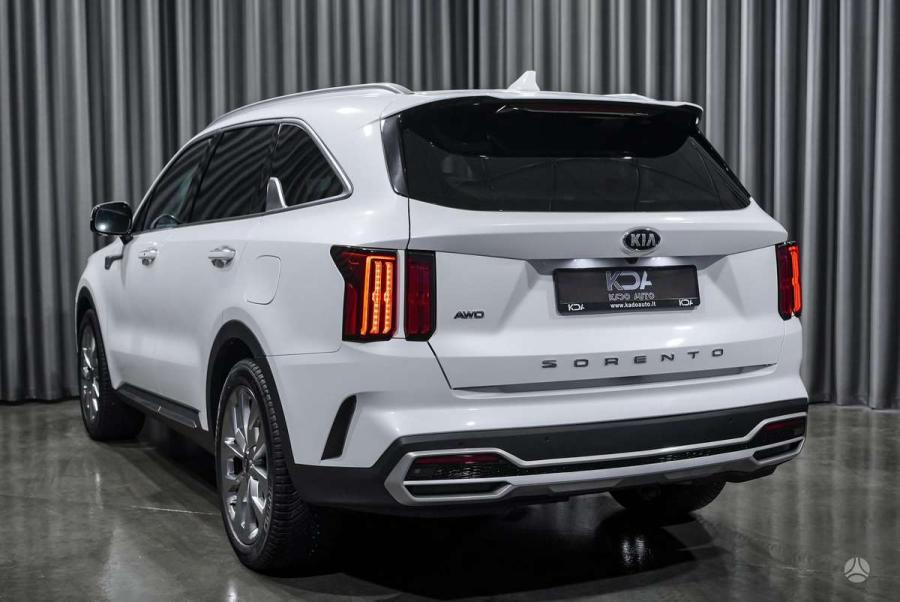 White Kia Sorento 2021 in Marijampole, with an engine capacity of 2.15 L and mileage of 241 thousand km for 24450 €, photo 9 on AUTOMOTO.COM.LV