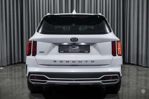 White Kia Sorento 2021 in Marijampole, with an engine capacity of 2.15 L and mileage of 241 thousand km for 24450 €, photo 10 on AUTOMOTO.COM.LV