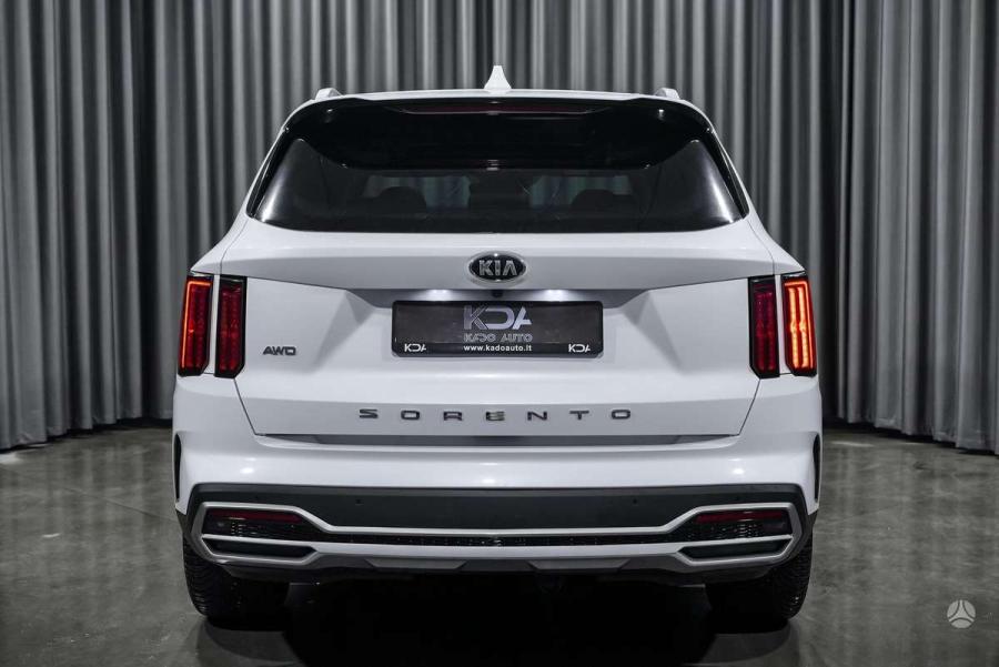 White Kia Sorento 2021 in Marijampole, with an engine capacity of 2.15 L and mileage of 241 thousand km for 24450 €, photo 10 on AUTOMOTO.COM.LV