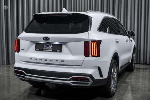White Kia Sorento 2021 in Marijampole, with an engine capacity of 2.15 L and mileage of 241 thousand km for 24450 €, photo 11 on AUTOMOTO.COM.LV