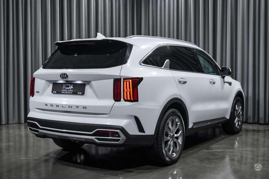 White Kia Sorento 2021 in Marijampole, with an engine capacity of 2.15 L and mileage of 241 thousand km for 24450 €, photo 12 on AUTOMOTO.COM.LV
