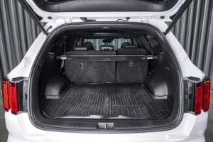 White Kia Sorento 2021 in Marijampole, with an engine capacity of 2.15 L and mileage of 241 thousand km for 24450 €, photo 13 on AUTOMOTO.COM.LV