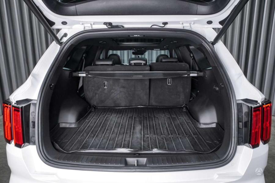 White Kia Sorento 2021 in Marijampole, with an engine capacity of 2.15 L and mileage of 241 thousand km for 24450 €, photo 13 on AUTOMOTO.COM.LV