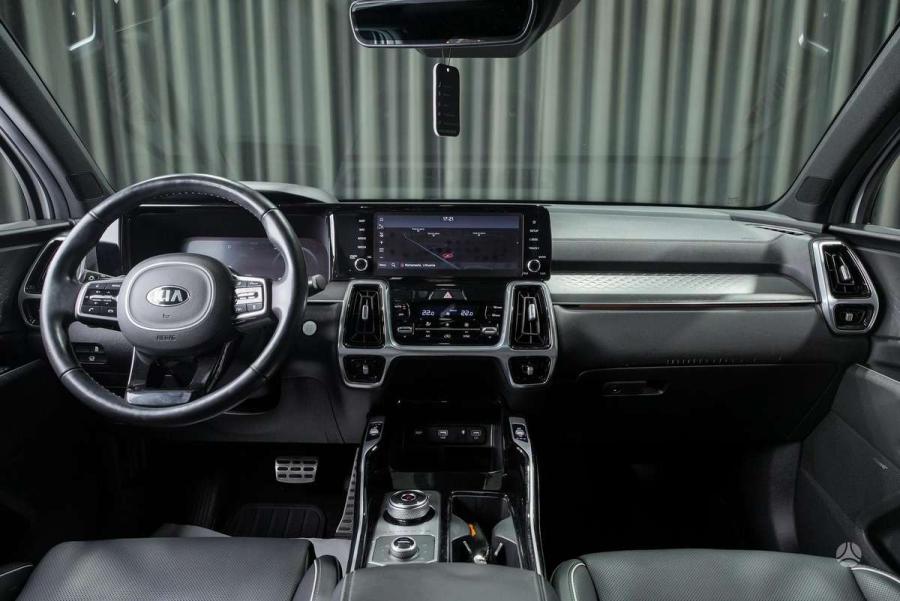 White Kia Sorento 2021 in Marijampole, with an engine capacity of 2.15 L and mileage of 241 thousand km for 24450 €, photo 15 on AUTOMOTO.COM.LV