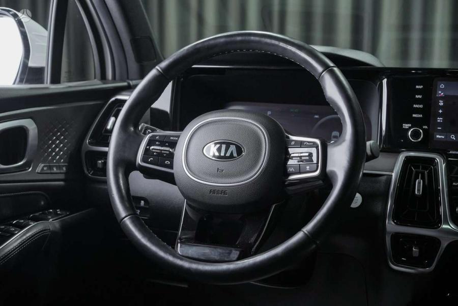 White Kia Sorento 2021 in Marijampole, with an engine capacity of 2.15 L and mileage of 241 thousand km for 24450 €, photo 16 on AUTOMOTO.COM.LV