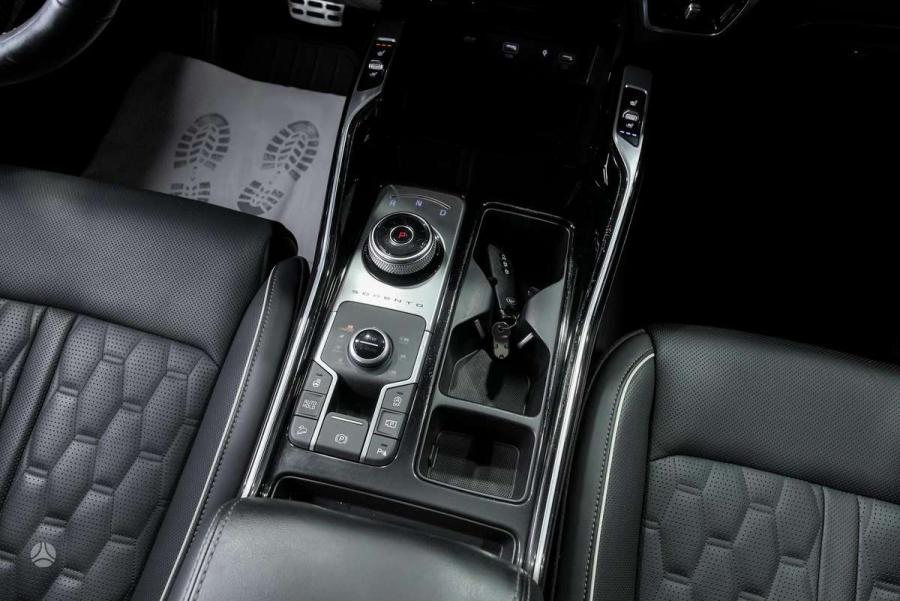 White Kia Sorento 2021 in Marijampole, with an engine capacity of 2.15 L and mileage of 241 thousand km for 24450 €, photo 19 on AUTOMOTO.COM.LV