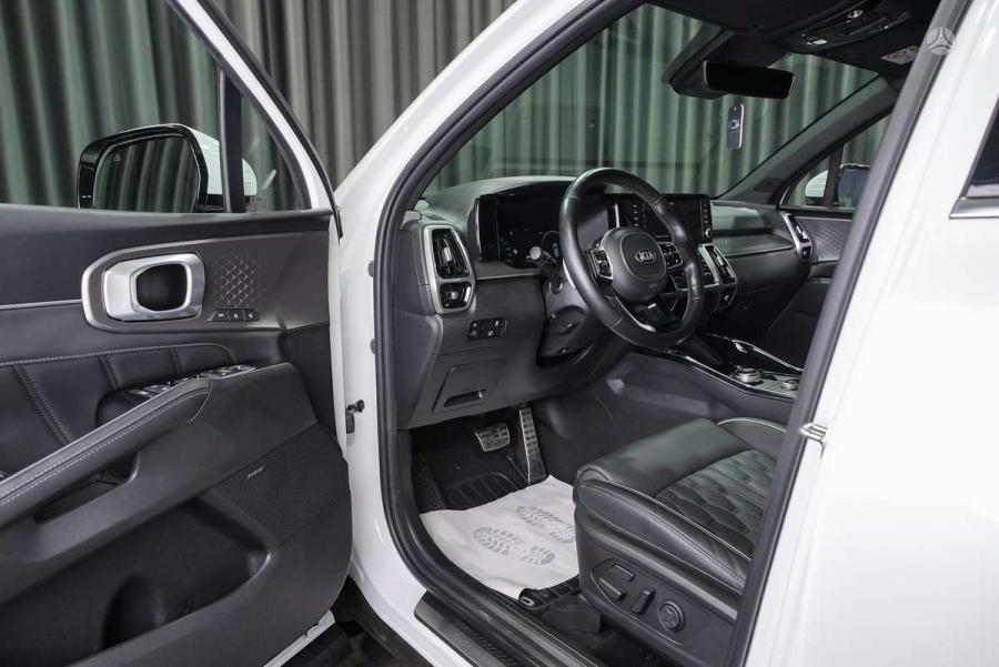 White Kia Sorento 2021 in Marijampole, with an engine capacity of 2.15 L and mileage of 241 thousand km for 24450 €, photo 21 on AUTOMOTO.COM.LV