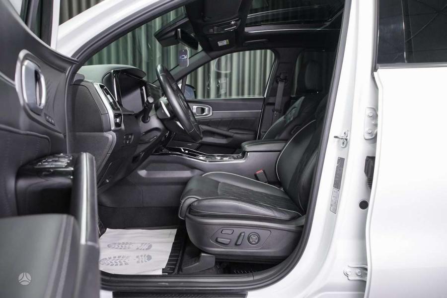 White Kia Sorento 2021 in Marijampole, with an engine capacity of 2.15 L and mileage of 241 thousand km for 24450 €, photo 22 on AUTOMOTO.COM.LV