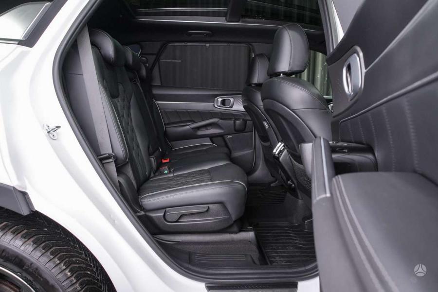 White Kia Sorento 2021 in Marijampole, with an engine capacity of 2.15 L and mileage of 241 thousand km for 24450 €, photo 35 on AUTOMOTO.COM.LV
