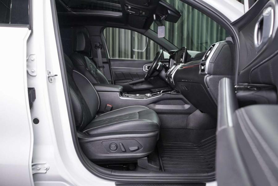 White Kia Sorento 2021 in Marijampole, with an engine capacity of 2.15 L and mileage of 241 thousand km for 24450 €, photo 36 on AUTOMOTO.COM.LV
