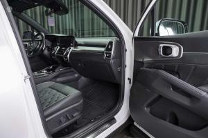 White Kia Sorento 2021 in Marijampole, with an engine capacity of 2.15 L and mileage of 241 thousand km for 24450 €, photo 37 on AUTOMOTO.COM.LV