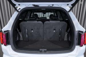 White Kia Sorento 2021 in Marijampole, with an engine capacity of 2.15 L and mileage of 76 thousand km for 31850 €, photo 16 on AUTOMOTO.COM.LV