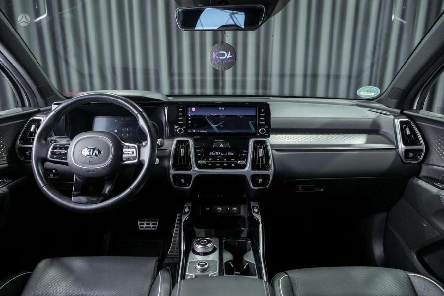 White Kia Sorento 2021 in Marijampole, with an engine capacity of 2.15 L and mileage of 76 thousand km for 31850 €, photo 19 on AUTOMOTO.COM.LV