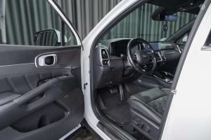 White Kia Sorento 2021 in Marijampole, with an engine capacity of 2.15 L and mileage of 76 thousand km for 31850 €, photo 25 on AUTOMOTO.COM.LV