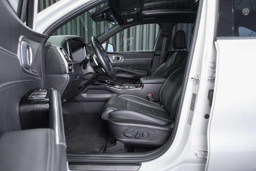 White Kia Sorento 2021 in Marijampole, with an engine capacity of 2.15 L and mileage of 76 thousand km for 31850 €, photo 26 on AUTOMOTO.COM.LV