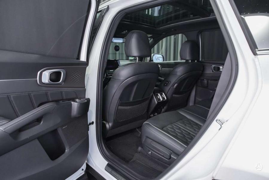 White Kia Sorento 2021 in Marijampole, with an engine capacity of 2.15 L and mileage of 76 thousand km for 31850 €, photo 33 on AUTOMOTO.COM.LV