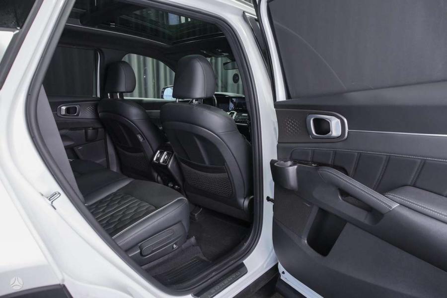White Kia Sorento 2021 in Marijampole, with an engine capacity of 2.15 L and mileage of 76 thousand km for 31850 €, photo 36 on AUTOMOTO.COM.LV