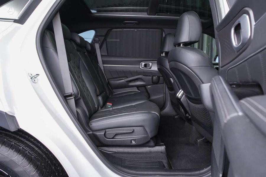 White Kia Sorento 2021 in Marijampole, with an engine capacity of 2.15 L and mileage of 76 thousand km for 31850 €, photo 37 on AUTOMOTO.COM.LV
