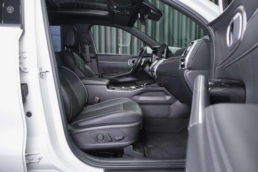 White Kia Sorento 2021 in Marijampole, with an engine capacity of 2.15 L and mileage of 76 thousand km for 31850 €, photo 38 on AUTOMOTO.COM.LV