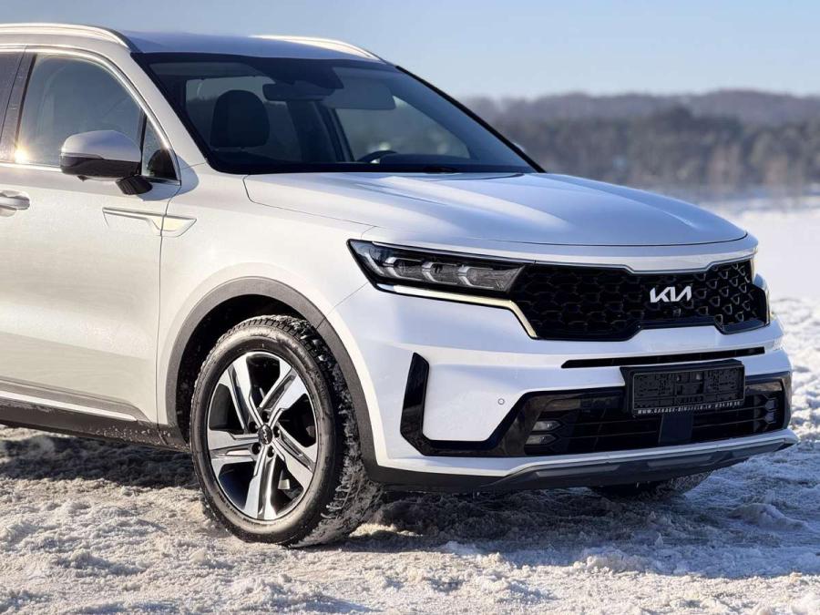 White Kia Sorento 2022 in Kaunas, with an engine capacity of 2.15 L and mileage of 175 thousand km for 27500 €, photo 2 on AUTOMOTO.COM.LV