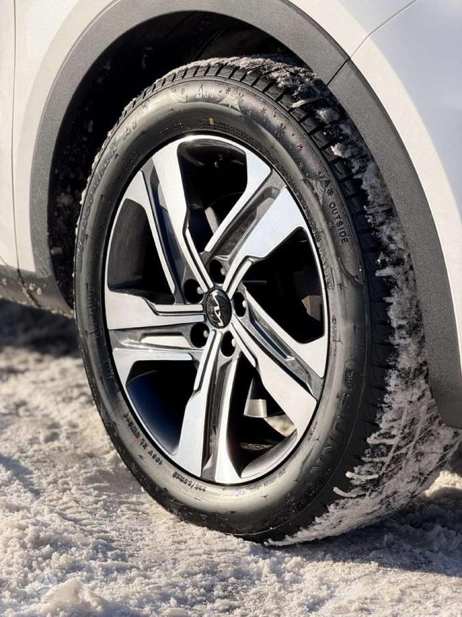 White Kia Sorento 2022 in Kaunas, with an engine capacity of 2.15 L and mileage of 175 thousand km for 27500 €, photo 11 on AUTOMOTO.COM.LV