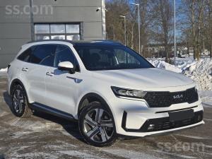 White Kia Sorento 2022 in Jurmala, with an engine capacity of 1.60 L and mileage of 110 thousand km for 30990 €, photo 3 on AUTOMOTO.COM.LV