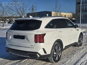 White Kia Sorento 2022 in Jurmala, with an engine capacity of 1.60 L and mileage of 110 thousand km for 30990 €, photo 4 on AUTOMOTO.COM.LV
