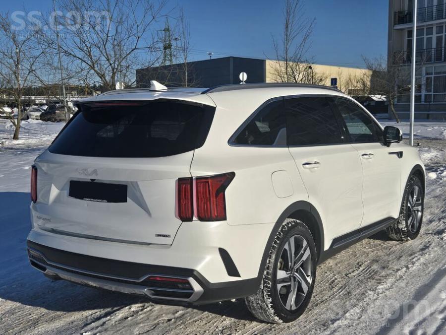 White Kia Sorento 2022 in Jurmala, with an engine capacity of 1.60 L and mileage of 110 thousand km for 30990 €, photo 4 on AUTOMOTO.COM.LV