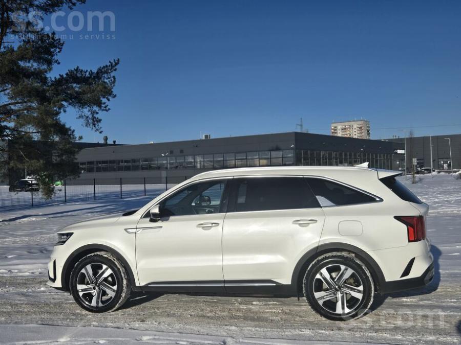 White Kia Sorento 2022 in Jurmala, with an engine capacity of 1.60 L and mileage of 110 thousand km for 30990 €, photo 6 on AUTOMOTO.COM.LV