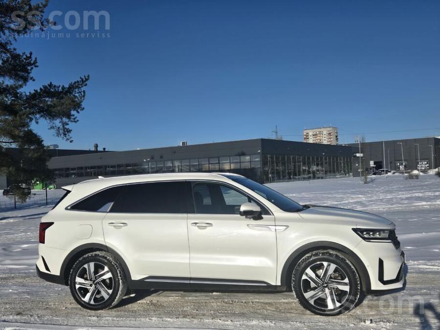 White Kia Sorento 2022 in Jurmala, with an engine capacity of 1.60 L and mileage of 110 thousand km for 30990 €, photo 7 on AUTOMOTO.COM.LV