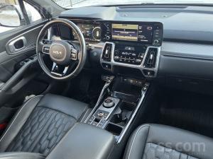 White Kia Sorento 2022 in Jurmala, with an engine capacity of 1.60 L and mileage of 110 thousand km for 30990 €, photo 9 on AUTOMOTO.COM.LV