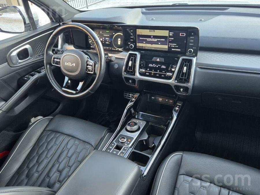White Kia Sorento 2022 in Jurmala, with an engine capacity of 1.60 L and mileage of 110 thousand km for 30990 €, photo 9 on AUTOMOTO.COM.LV