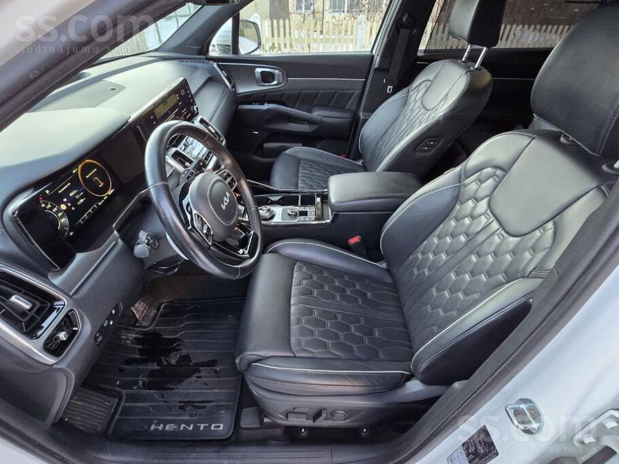 White Kia Sorento 2022 in Jurmala, with an engine capacity of 1.60 L and mileage of 110 thousand km for 30990 €, photo 11 on AUTOMOTO.COM.LV