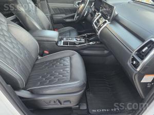 White Kia Sorento 2022 in Jurmala, with an engine capacity of 1.60 L and mileage of 110 thousand km for 30990 €, photo 12 on AUTOMOTO.COM.LV