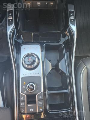 White Kia Sorento 2022 in Jurmala, with an engine capacity of 1.60 L and mileage of 110 thousand km for 30990 €, photo 17 on AUTOMOTO.COM.LV
