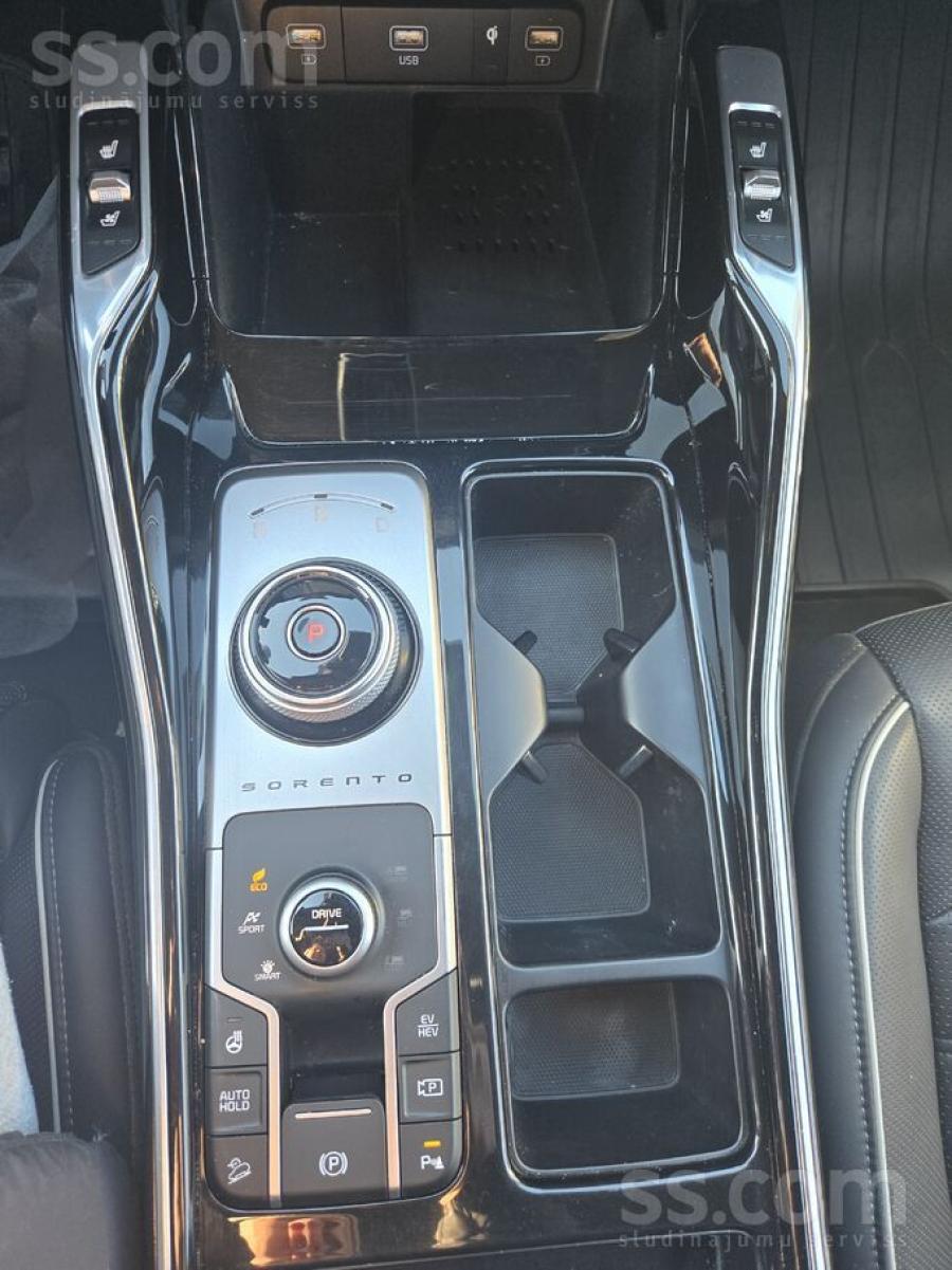 White Kia Sorento 2022 in Jurmala, with an engine capacity of 1.60 L and mileage of 110 thousand km for 30990 €, photo 17 on AUTOMOTO.COM.LV