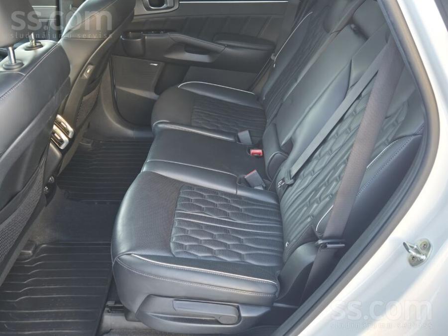 White Kia Sorento 2022 in Jurmala, with an engine capacity of 1.60 L and mileage of 110 thousand km for 30990 €, photo 27 on AUTOMOTO.COM.LV