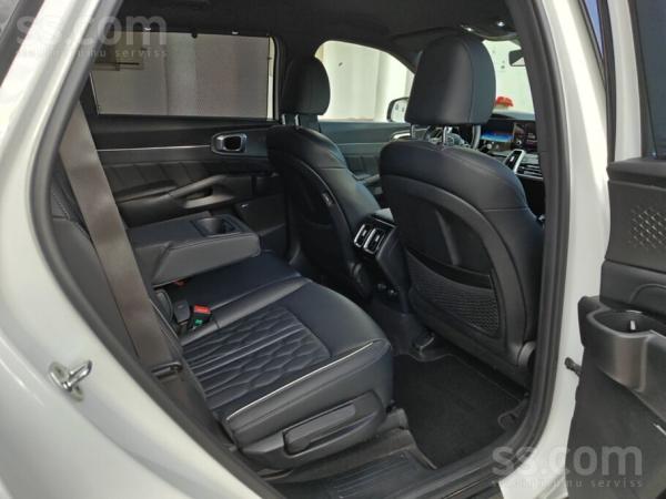 White Kia Sorento 2022 in Tallinn, with an engine capacity of 2.20 L and mileage of 78 thousand km for 37999 €, photo 11 on AUTOMOTO.COM.LV