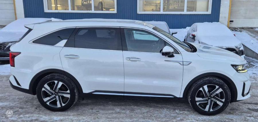White Kia Sorento 2023 in Siauliai, with an engine capacity of 2.15 L and mileage of 30 thousand km for 28400 €, photo 2 on AUTOMOTO.COM.LV