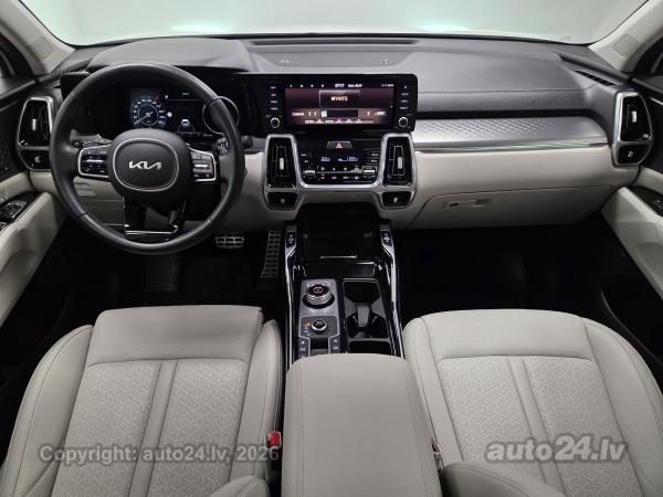 White Kia Sorento 2023 in Tallinn, with an engine capacity of 2.20 L and mileage of 52 thousand km for 46900 €, photo 7 on AUTOMOTO.COM.LV