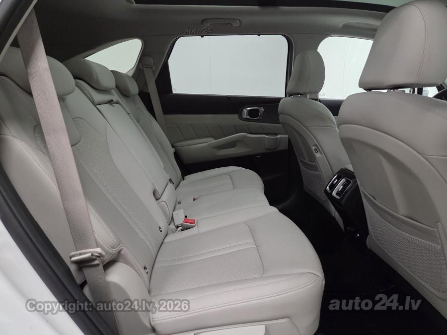 Balts Kia Sorento 2023 Tallina, ar dzinēja tilpumu 2.20 L un nobraukumu 52 tūkst. km par 46900 €, foto 24 vietnē AUTOMOTO.COM.LV