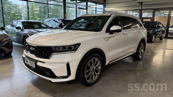 White Kia Sorento 2023 in Riga, with an engine capacity of 2.20 L and mileage of 46 thousand km for 37900 €, photo 1 on AUTOMOTO.COM.LV