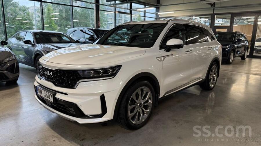 White Kia Sorento 2023 in Riga, with an engine capacity of 2.20 L and mileage of 46 thousand km for 37900 €, photo 1 on AUTOMOTO.COM.LV