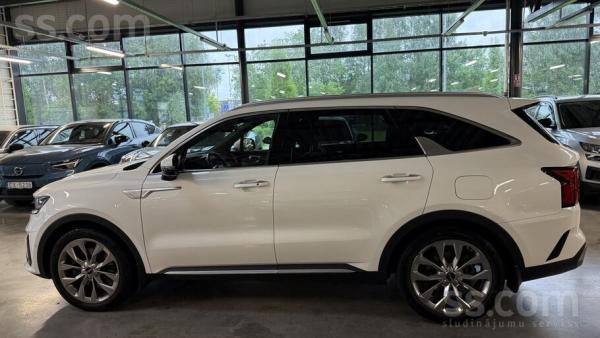 White Kia Sorento 2023 in Riga, with an engine capacity of 2.20 L and mileage of 46 thousand km for 37900 €, photo 2 on AUTOMOTO.COM.LV