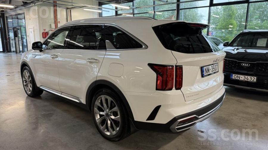 White Kia Sorento 2023 in Riga, with an engine capacity of 2.20 L and mileage of 46 thousand km for 37900 €, photo 4 on AUTOMOTO.COM.LV