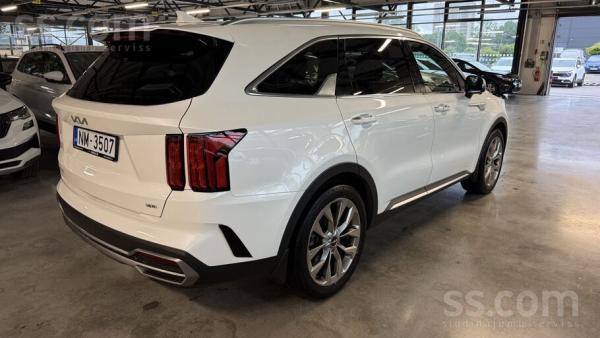 White Kia Sorento 2023 in Riga, with an engine capacity of 2.20 L and mileage of 46 thousand km for 37900 €, photo 4 on AUTOMOTO.COM.LV